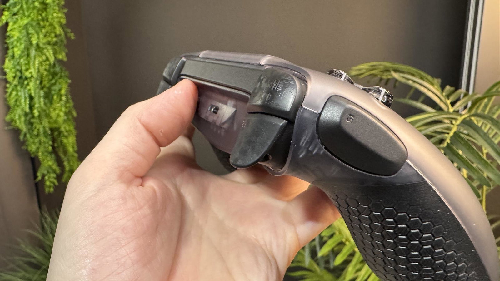 Recensione Scuf Omega Smoke: il controller pro per PS5 e PC - Tom's ...